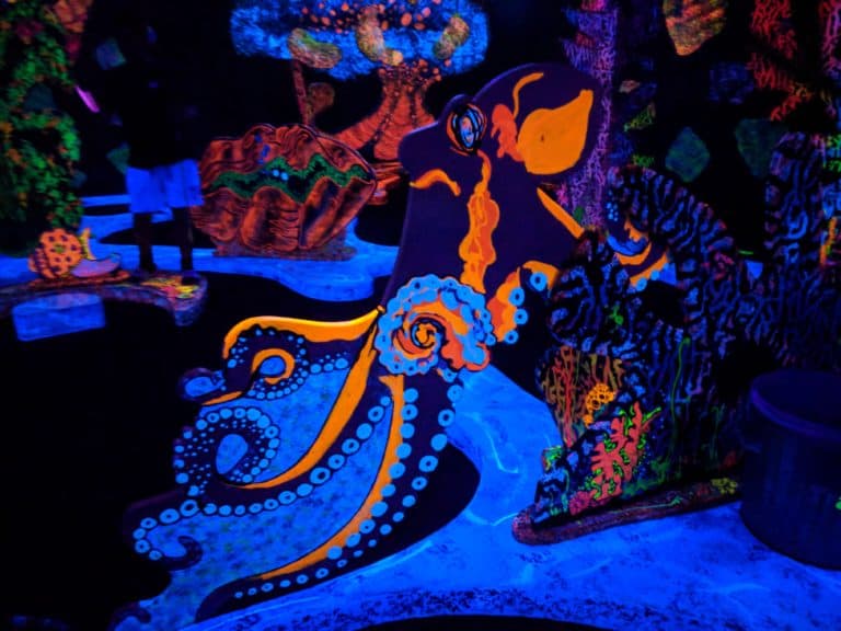 Putting Edge glow-in-the-dark mini golf